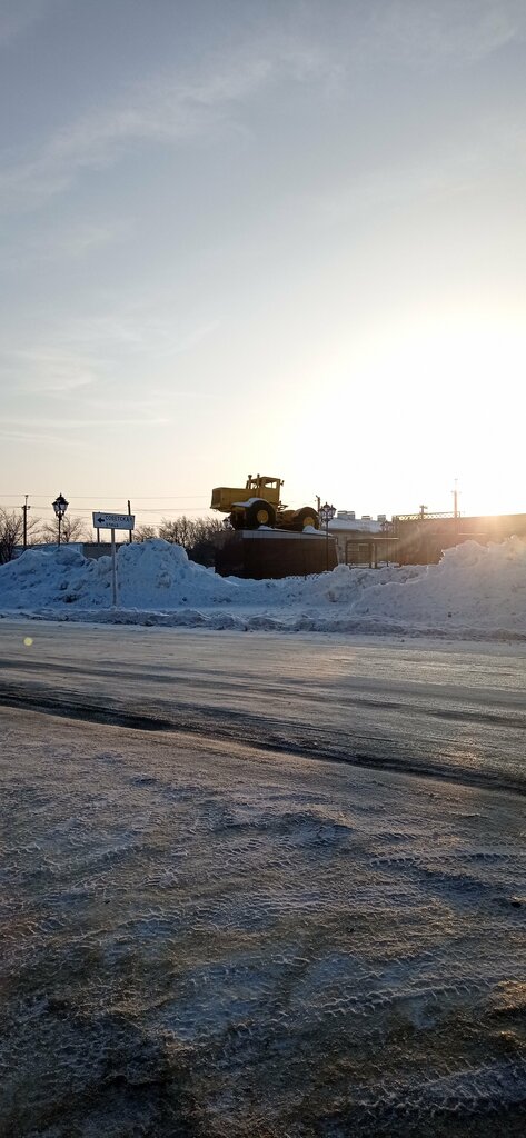 Teknoloji anıtı Трактор К-700 Кировец, Orenburgskaya oblastı, foto