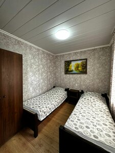 Gostevoy dom Albatros (Vishnyovy pereulok No:5, stanitsa Golubitskaya), otel  Krasnodarski krayından