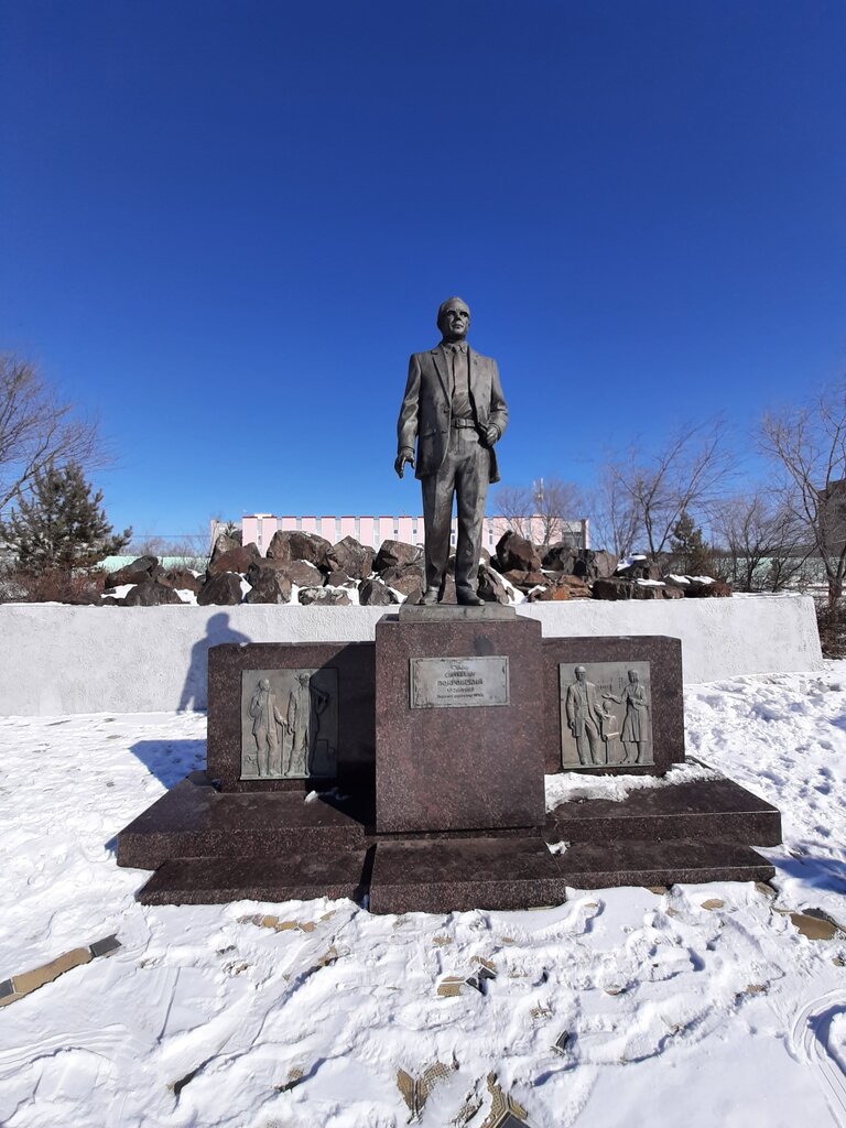Anıt, heykel Сталь Сергеевич Покровский, Krasnokamensk, foto