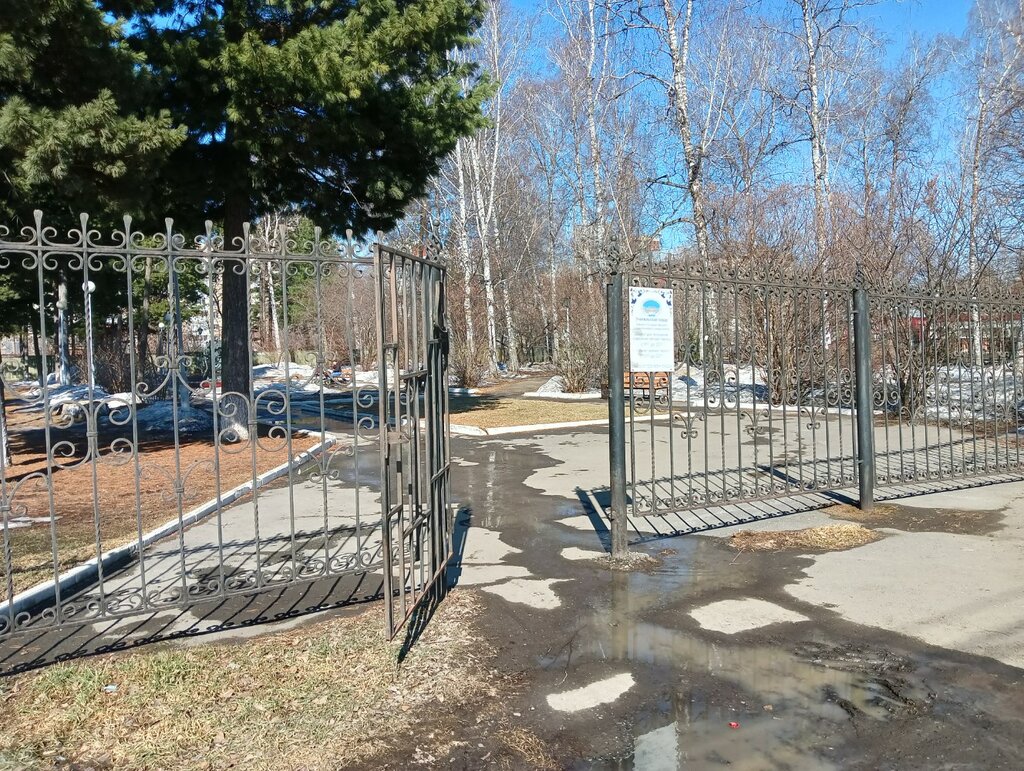Meydan Uchitelskiy Public Garden, Tomsk, foto