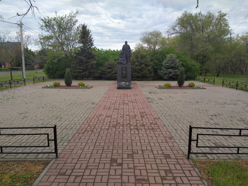 Anıt, heykel Братская могила, Volgodonsk, foto