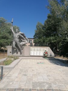 Воинам-односельчанам, павшим в годы Великой Отечественной войны (Volgograd Region, Kotelnikovskiy rayon, Krasnoyarskoye selskoye poseleniye, khutor Krasnoyarskiy), anıt, heykel  Volgogradskaya oblastından