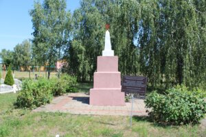 Воинам-односельчанам, павшим в годы Великой Отечественной войны (Belgorod Region, Krasnenskiy rayon, Raskhovetskoye selskoye poseleniye, selo Raskhovets), anıt, heykel  Belgorodskaya oblastından
