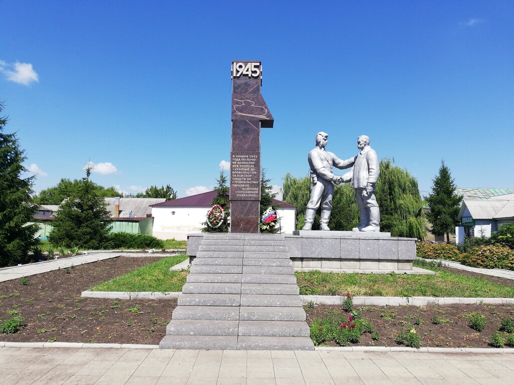 Anıt, heykel Колхозник и танкист, Tambovskaya oblastı, foto