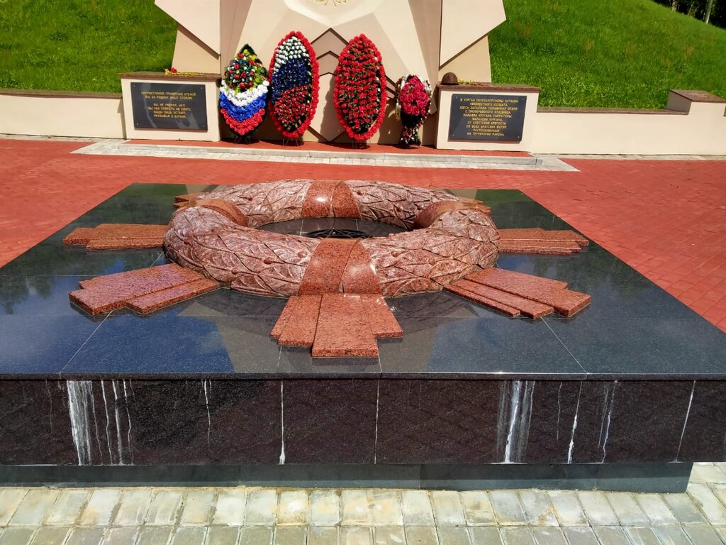 Anıt, heykel Стела с Вечным огнём в память о воинах-белёвцах, погибших в Великой Отечественной войне, Beliov, foto