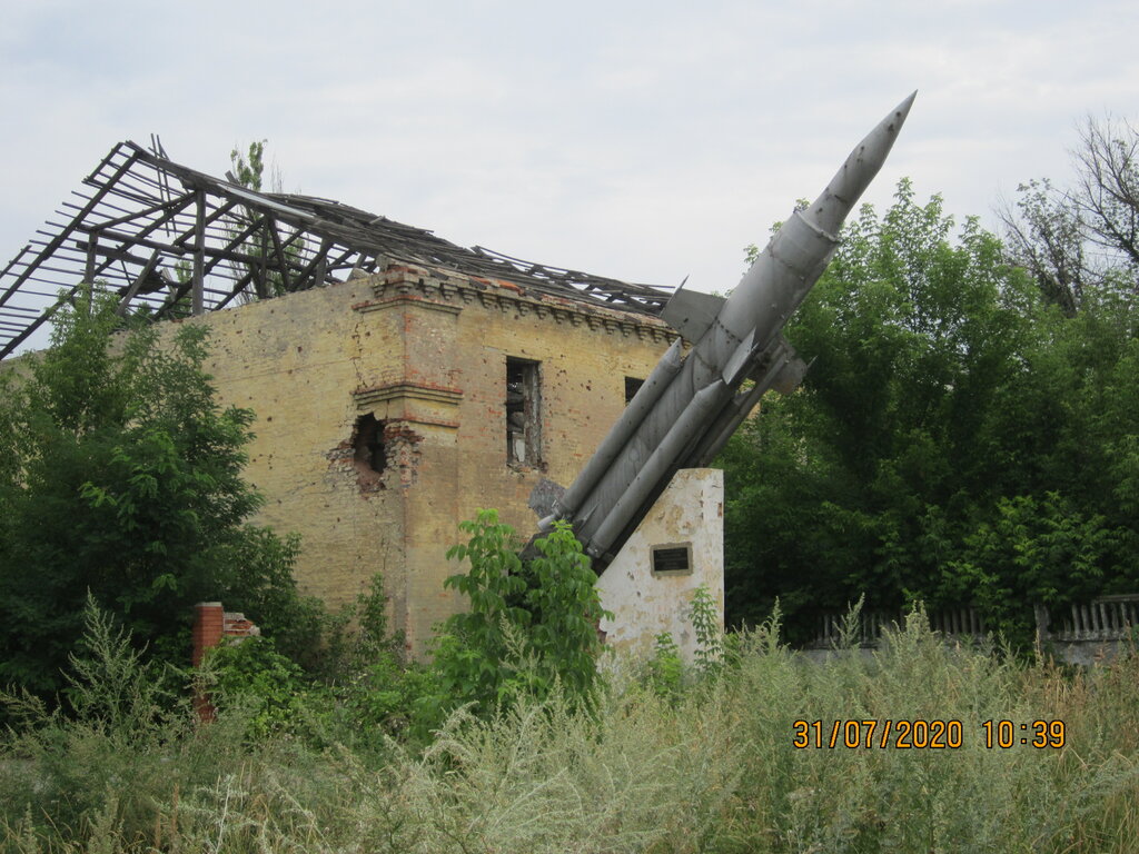 Anıt, heykel Монумент в виде зенитной ракеты, Donetsk, foto