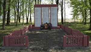 Погибшим землякам (Homieĺskaja voblasć, Naraŭlanski rajon, Golovchitskiy selsovet, vioska Budki), anıt, heykel  Gomelskaya oblastından