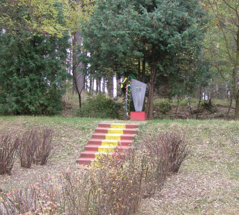 Anıt, heykel Братская могила воинов, Chernigov, foto