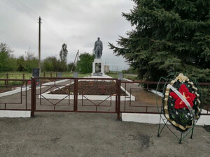Братская могила (Rostov Region, Millerovsky District, khutor Trenyovka, Shkolny pereulok), anıt, heykel  Rostovskaya oblastından