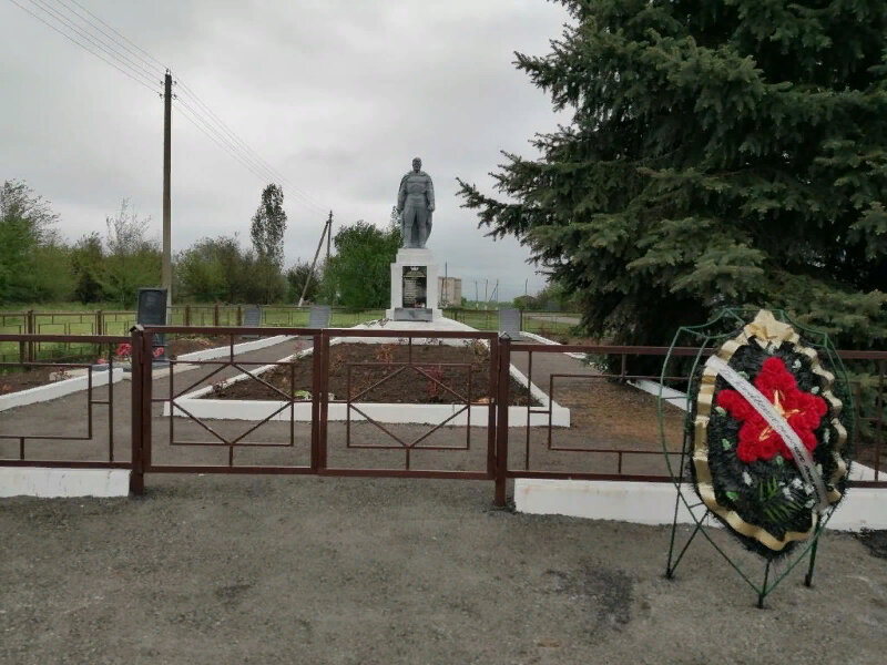 Anıt, heykel Братская могила, Rostovskaya oblastı, foto