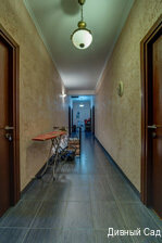 Guest House Divny Sad (Autonomous Republic of Abkhazia, Gudautskiy munitsipalitet, Psyrtskha Village, Sukhumskoye shosse), otel  Gudauta Bölgesi'nden