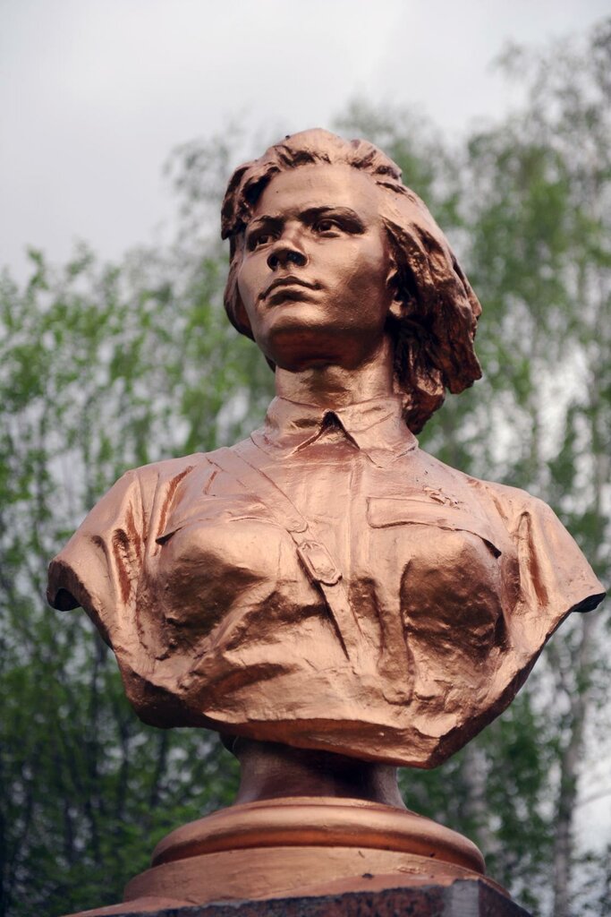 Anıt, heykel Нина Гнилицкая, Krasnyi Luch, foto