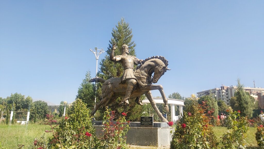 Anıt, heykel Yakup Lays Seffari, Duşanbe, foto