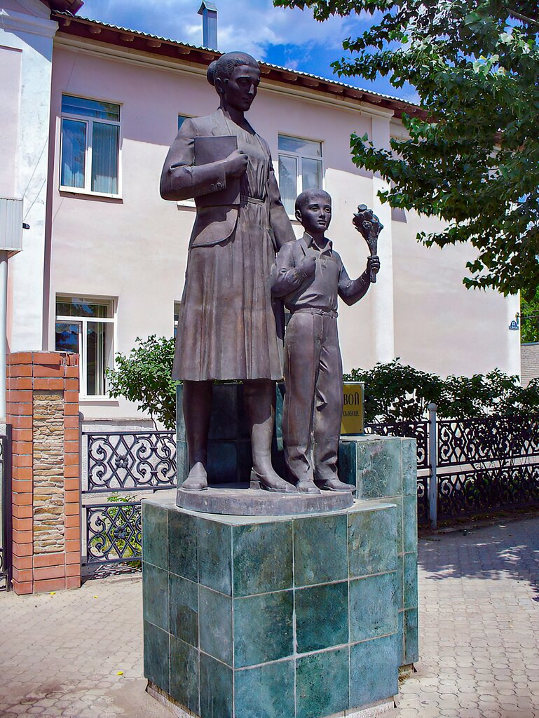 Park, sokak heykeli Первой учительнице, Belaya Kalitva, foto