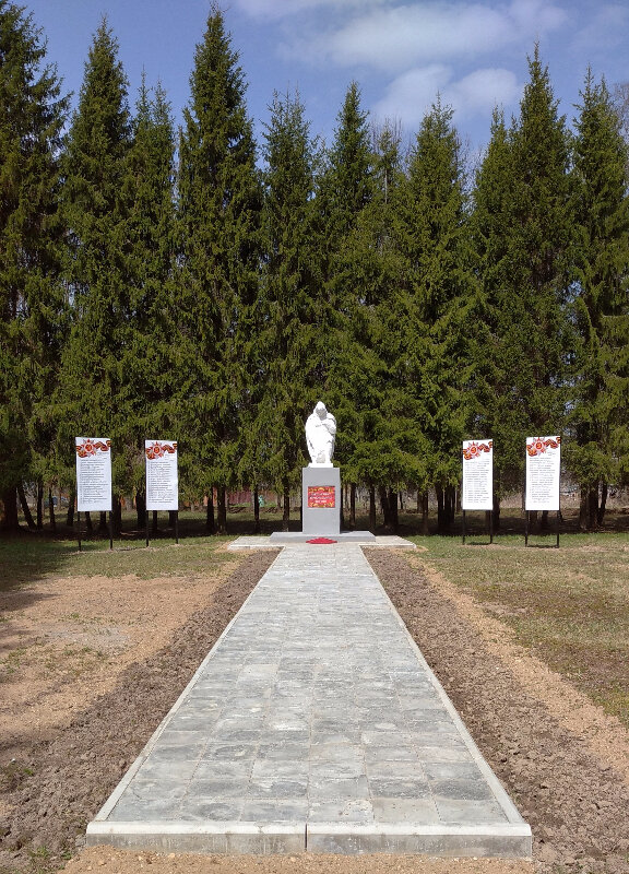 Anıt, heykel Мемориальный комплекс-памятник Коленопреклоненная женщина и памятные доски, Kostromskaya oblastı, foto