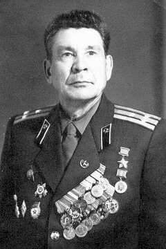 Anıt levhası, anıt taş Герою Советского Союза Павлову Николаю Дмитриевичу, Saratovskaya oblastı, foto