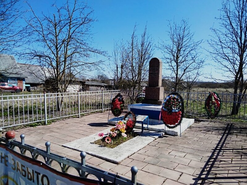 Anıt, heykel Воинское захоронение 25 воинов-партизан, погибших в 1944 году, Novgorodskaya oblastı, foto