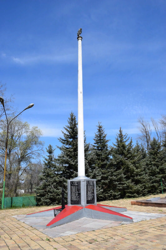Anıt, heykel Мемориал и Братская могила, Novoşahtinsk, foto