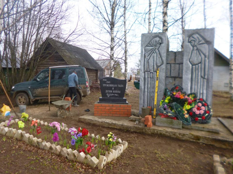 Anıt, heykel Труженикам тыла и детям войны, Vologodskaya oblastı, foto