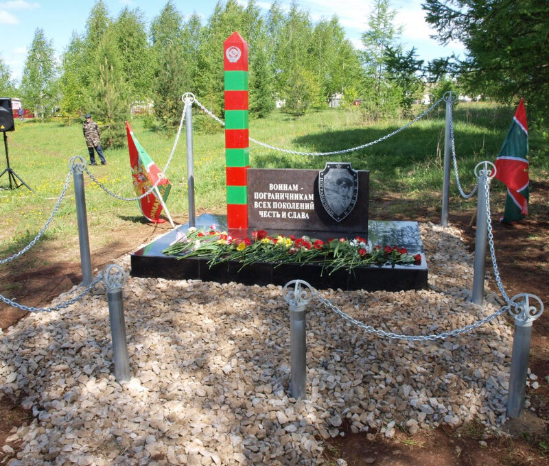 Anıt, heykel Воинам-пограничникам в пгт.Уни, Kirovskaya oblastı, foto