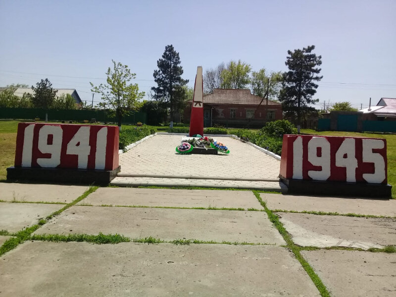 Anıt, heykel Воинам, павшим в ВОВ, Rostovskaya oblastı, foto