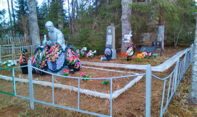 Anıt, heykel Братская могила советских воинов, погибших в 1941-1943 гг., Novgorodskaya oblastı, foto