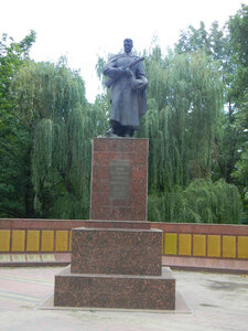 Братская могила воинов (Lyubotyn, Tsentralnyi park), anıt, heykel  Liubotyn'den