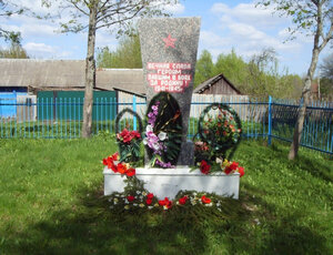 Мемориал Великой Отечественной войны (Bryansk Region, Vygonichsky District, Khmelevskoye selskoye poseleniye, posyolok Krasny Rog, Vodoprovodnaya ulitsa), anıt, heykel  Brianskaya oblastından