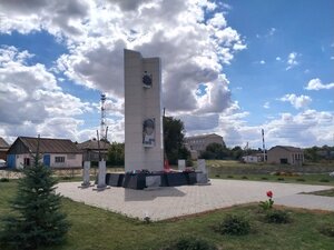 Братская могила (Volgograd Region, khutor Novokiyevka, Klubnaya ulitsa), anıt, heykel  Volgogradskaya oblastından