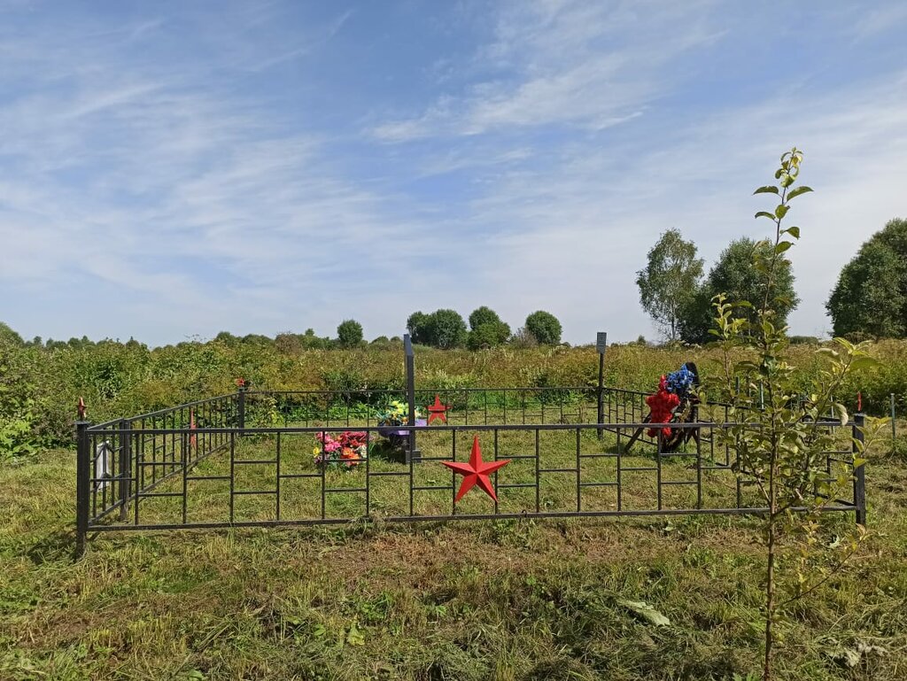 Anıt, heykel Братская могила, Kalujskaya oblastı, foto