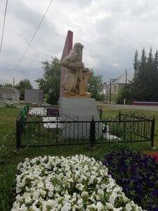 Воинам, павшим в годы Великой Отечественной войны (Tyumen Region, Golyshmanovskiy munitsipalny okrug, derevnya Novaya Khmelevka, Shkolnaya ulitsa), anıt, heykel  Tümen (Tiumenskaya) oblastından