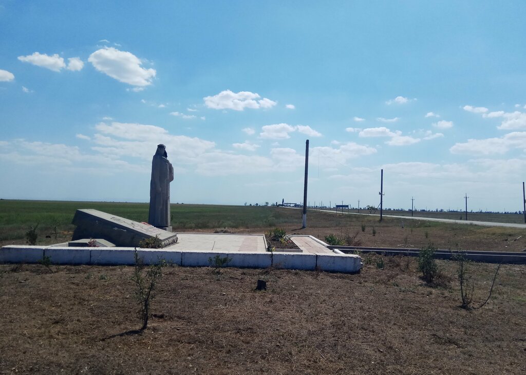 Anıt, heykel Братская могила советских воинов, Kırım Cumhuriyeti, foto