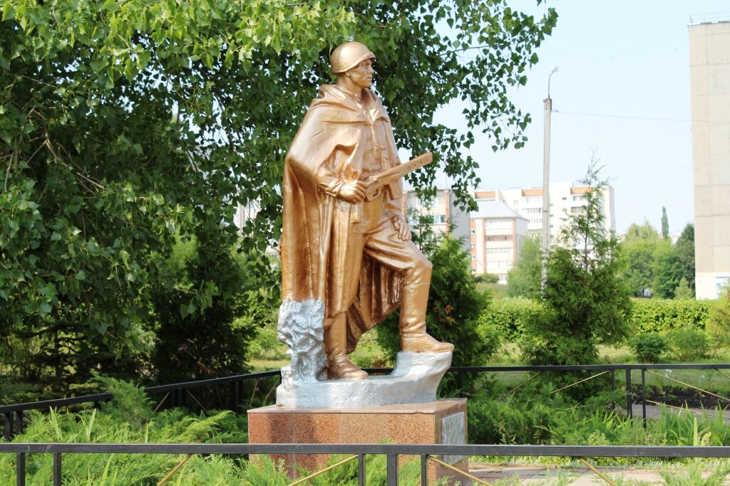 Anıt, heykel Неизвестный солдат, Oktiabrski, foto