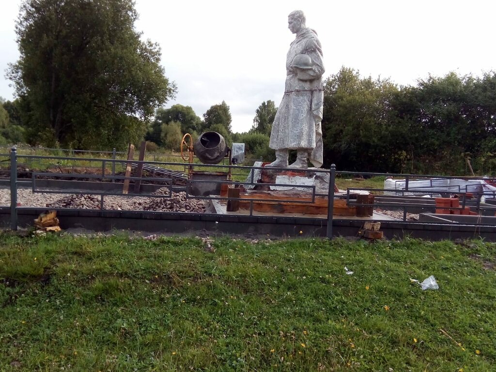 Anıt, heykel Братская могила, Kalujskaya oblastı, foto