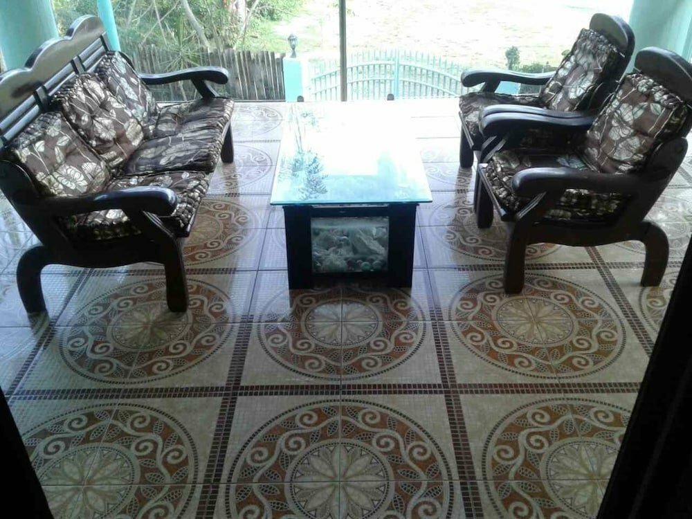 Otel Clare's Beach House, Bohol, foto
