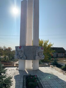 Воинам, павшим в Великой Отечественной войне (Tsentralnaya ulitsa No:23А, khutor Chuloshnikov), anıt, heykel  Orenburgskaya oblastından