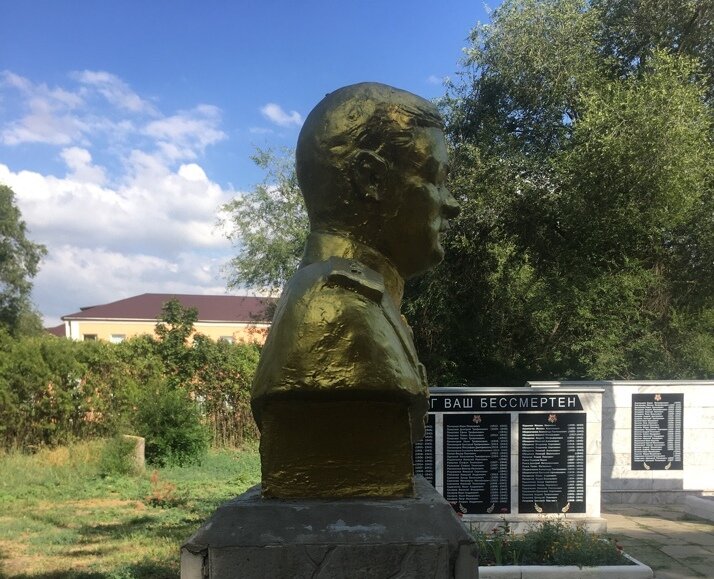 Anıt, heykel Бюст Героя Советского Союза, генерала армии Ватутина, Belgorodskaya oblastı, foto