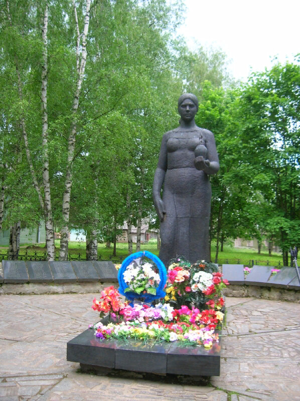 Anıt, heykel Скорбящая мать, Vologodskaya oblastı, foto