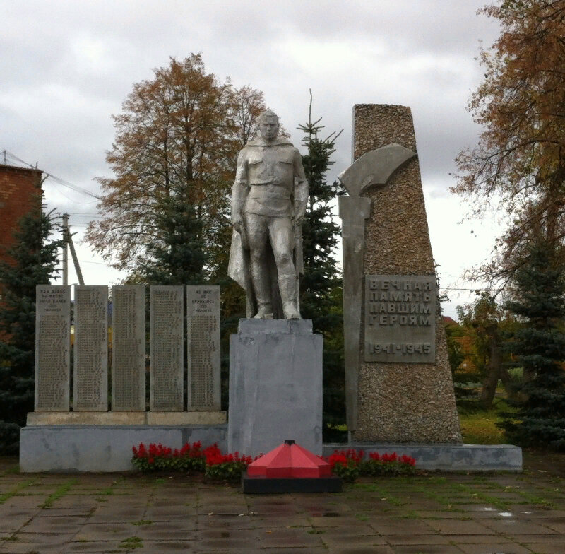 Anıt, heykel Землякам, погибшим в годы Великой Отечественной войны, Udmurtiya, foto