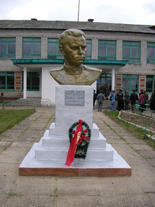 Памятник-бюст Героя Советского союза Серова К.И. (Republic of Mari El, Yurinskiy District, Maryinskoye selskoye poseleniye, selo Maryino, Shkolnaya ulitsa), anıt, heykel  Mariy El'den
