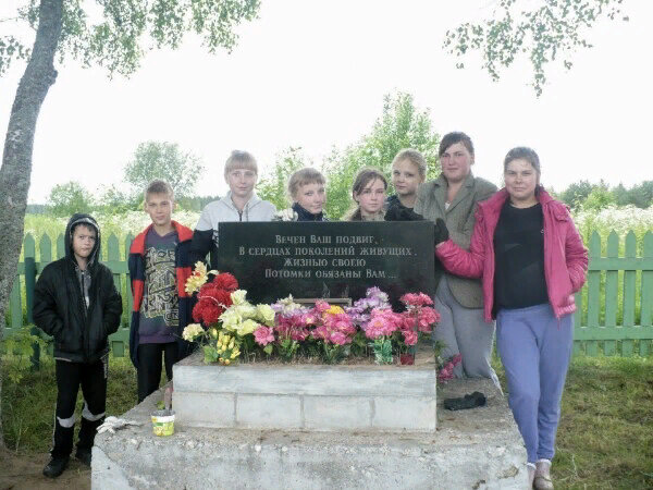 Anıt, heykel Братская могила советских воинов, умерших от ран в Пяжозерском госпитале, Vologodskaya oblastı, foto