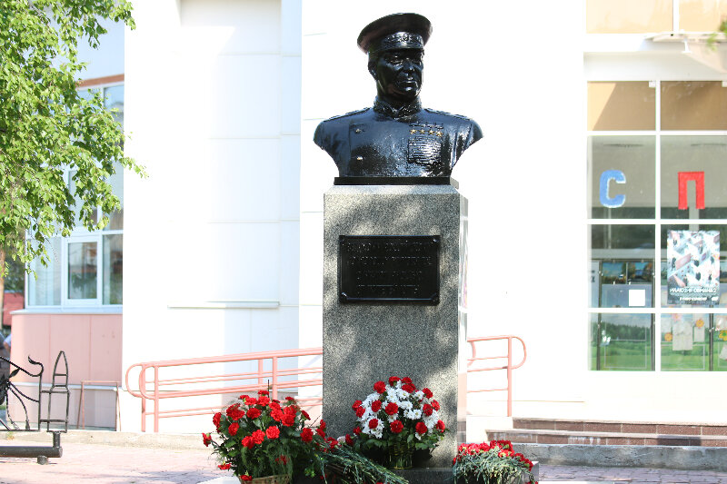 Anıt, heykel Маршалу Советского Союза Г.К. Жукову, Hantı‑Mansi Özerk Okrugu, foto