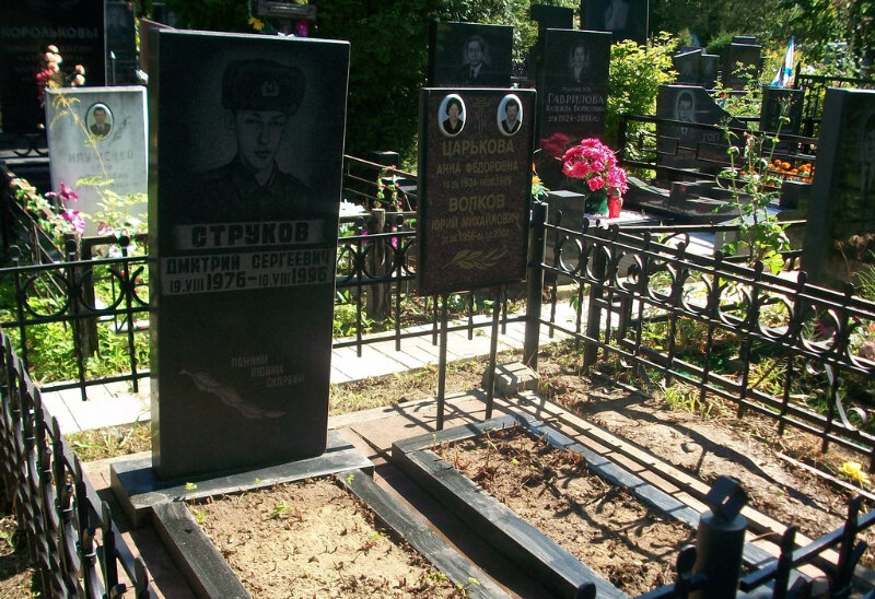 Ünlü kişilerin mezarları Рядовой Струков Дмитрий Сергеевич, Dolgoprudny, foto