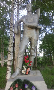 Воинам-землякам, погибшим в годы Великой Отечественной войны (Kirov Region, Darovskoy rayon, Luzyanskoye selskoye poseleniye, derevnya Krivetskaya, Tsentralnaya ulitsa), anıt, heykel  Kirovskaya oblastından