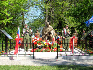 Братская могила советских воинов (Oryol Region, Mtsenskiy rayon, Chakhinskoye selskoye poseleniye, selo Podbelevets), anıt, heykel  Orlovskaya oblastından