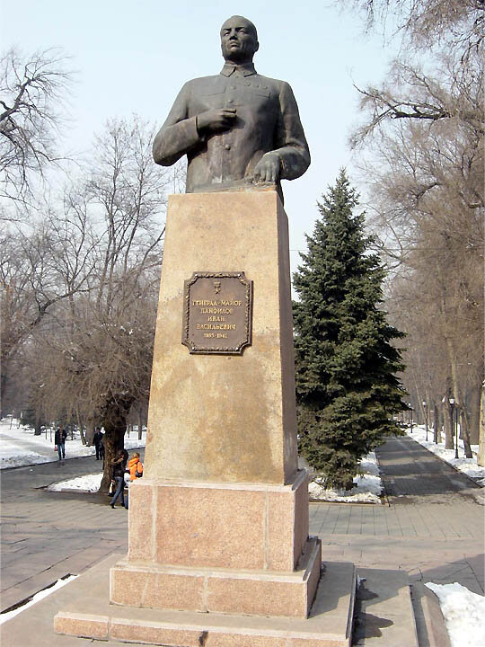 Anıt, heykel Bust of I. V. Panfilov, Almatı, foto