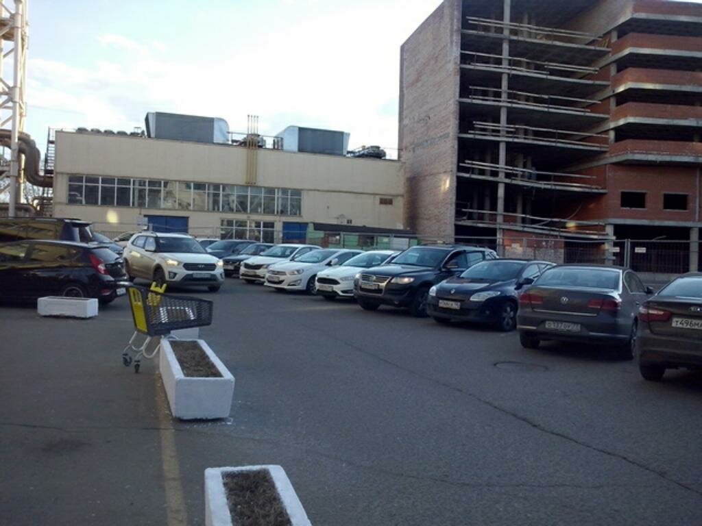 Otoparklar Parkovka pri TTs Prazdnik, Moskova, foto