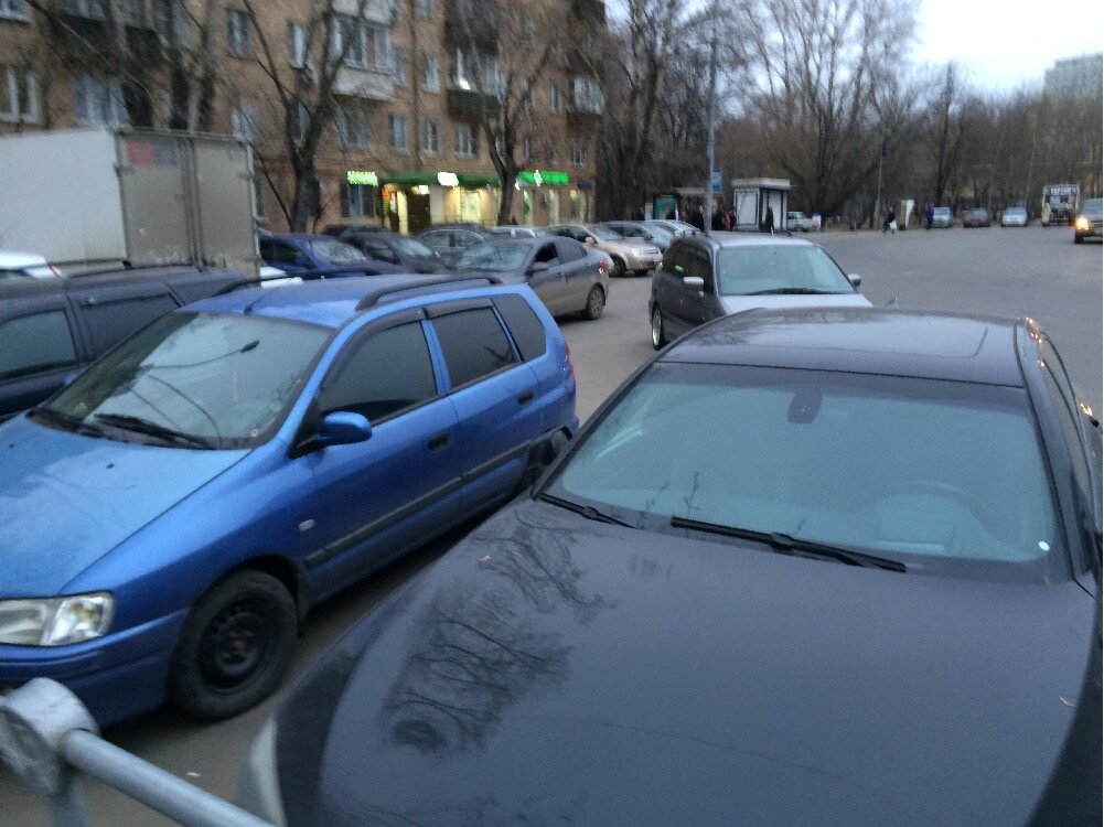 Otoparklar Parkovka u metro Fili, Moskova, foto