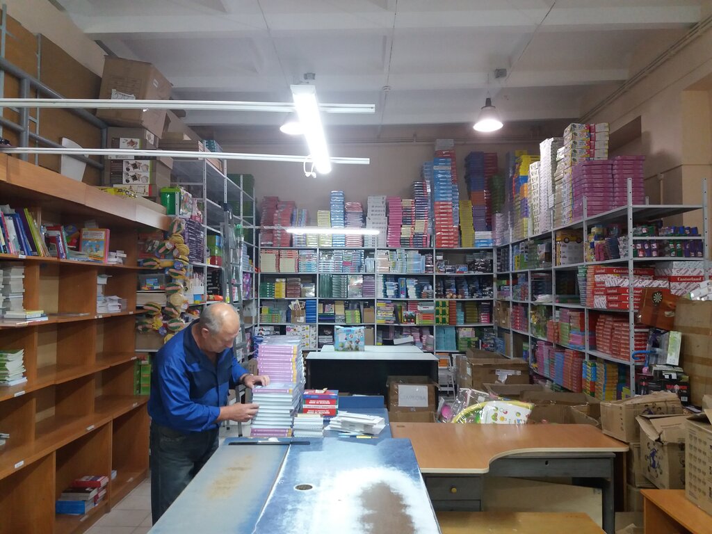 Okul kitap ve gereçleri Knizniy market, Yakutsk, foto