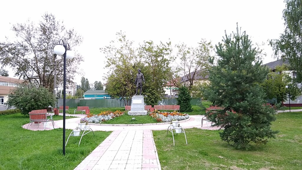 Anıt, heykel Н.Н. Миклухо-Маклай, Okulovka, foto